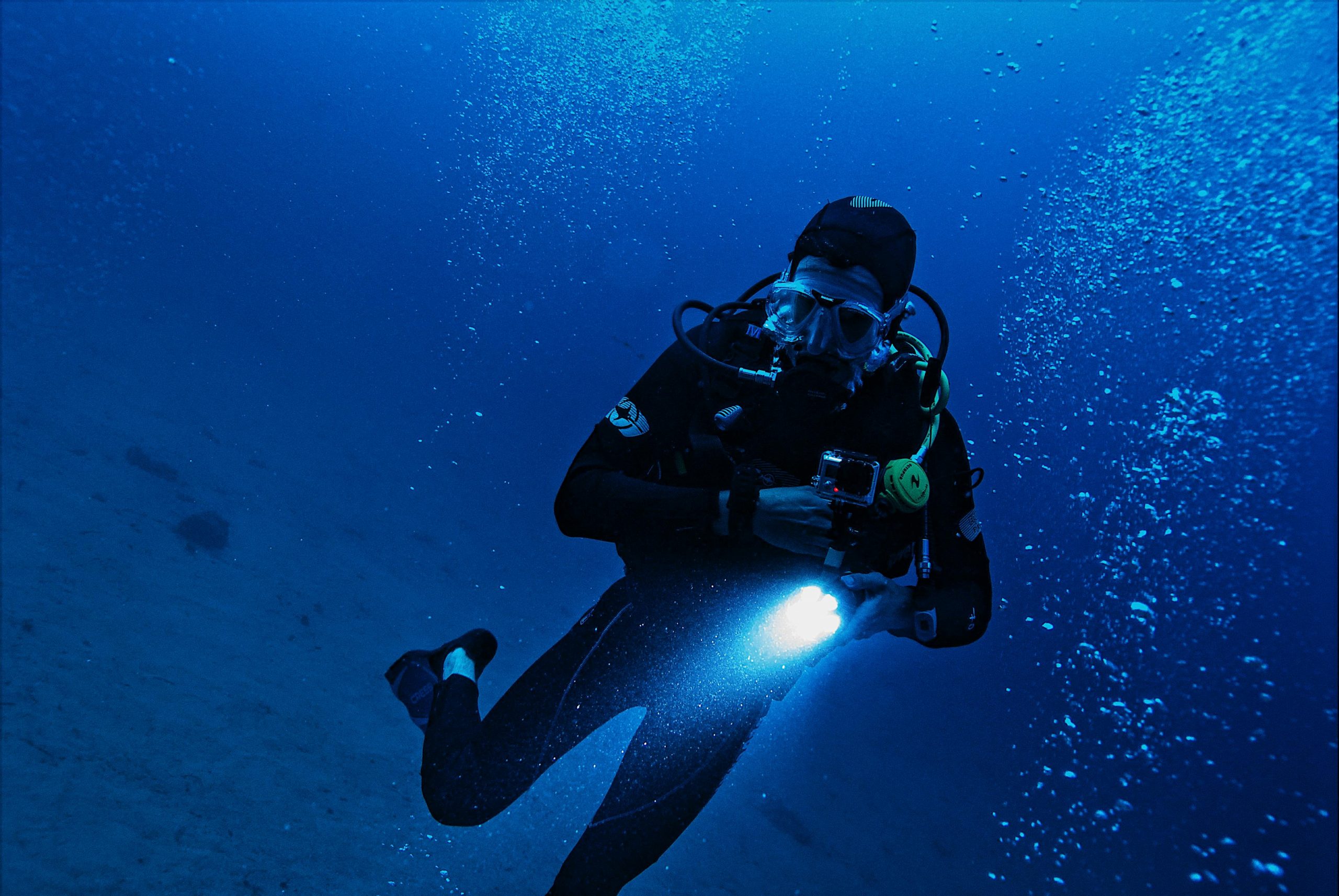 5 Best Compact Dive Lights For Night Diving - Divers-World